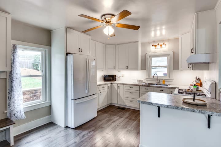 Family-friendly Altoona Abode W/ Spacious Patio! - Water Slides, Altoona