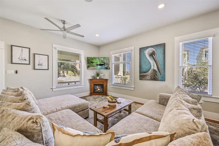 Magnolia Manor A Spacious Beach Retreat W/ Hot Tub - Galveston, TX