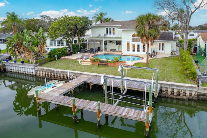 Luxury Villa - Waterfront 5br W/ Kayaks - タンパ, FL