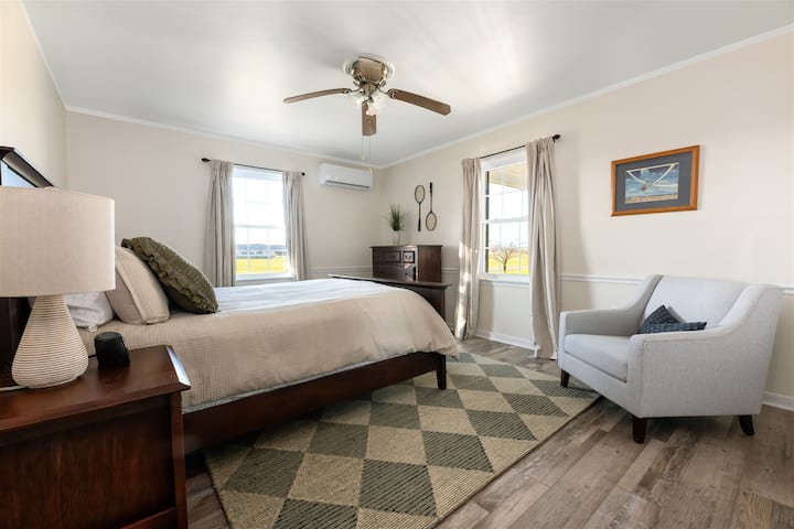 Fireplace, Pool Table, In Ground Pool & Sun Room - Morgantown, PA