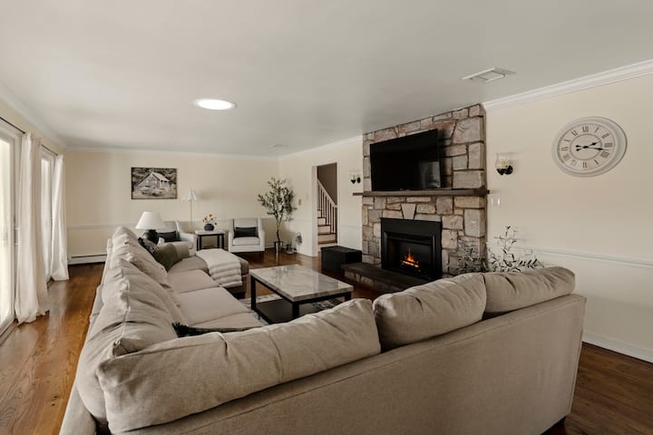 Fireplace, Pool Table, In Ground Pool & Sun Room - Morgantown, PA