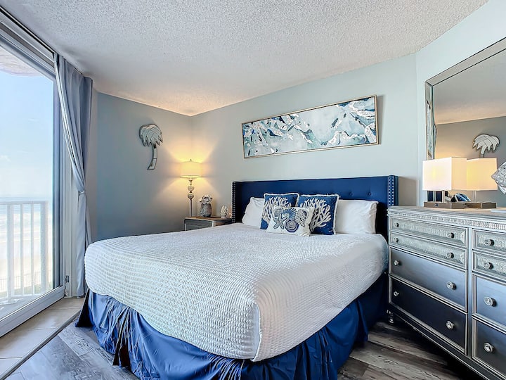 Balcony Sunrise Views & Cozy Interiors - New Smyrna Beach, FL