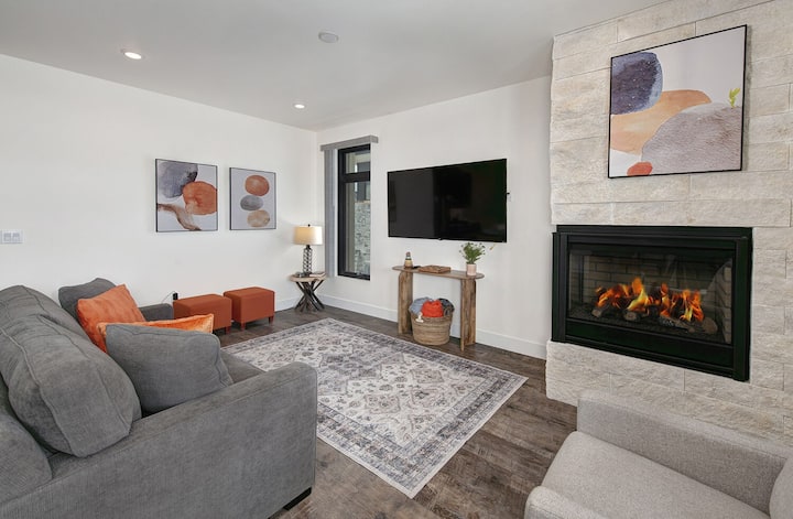 New! Amazing River Views 2 Br 2ba - Silverthorne, CO