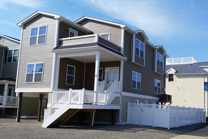 Beach Haven Oasis: 5 Bed, Steps To The Ocean! - Beach Haven, NJ