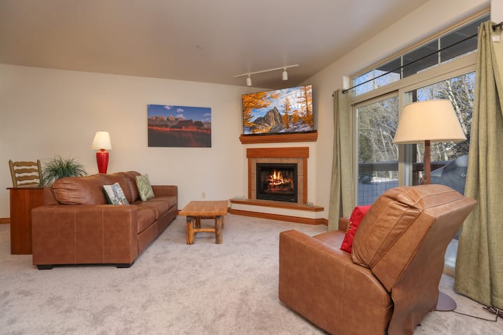 Retreat On The Blue Condo: Your Riverfront Retreat - Silverthorne, CO