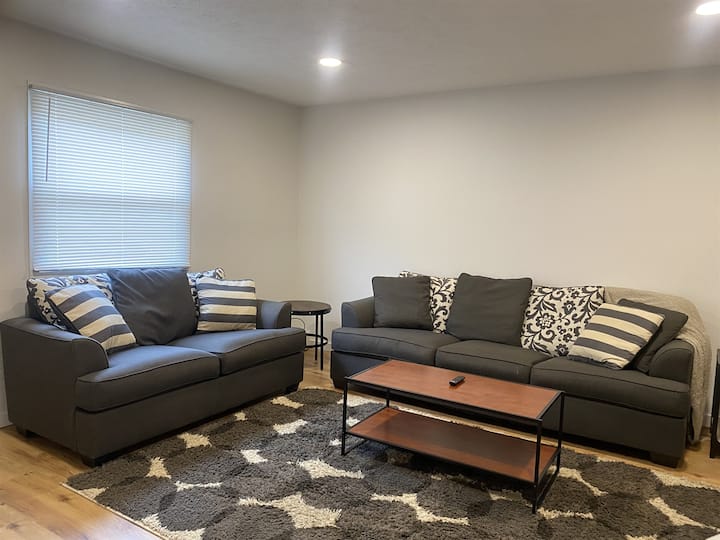 Contemporary 2bd 1.5ba Townhouse - Bloomington, IL