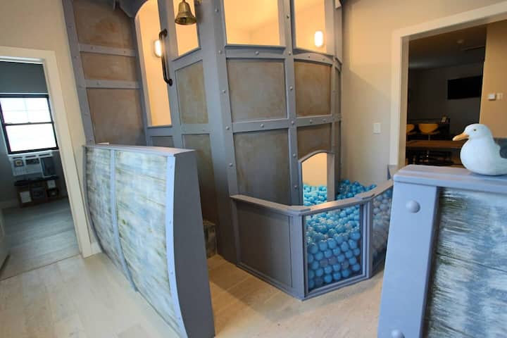 On The Rocks | Themed With Ball Pit & Hot Tub - Hurricane, UT