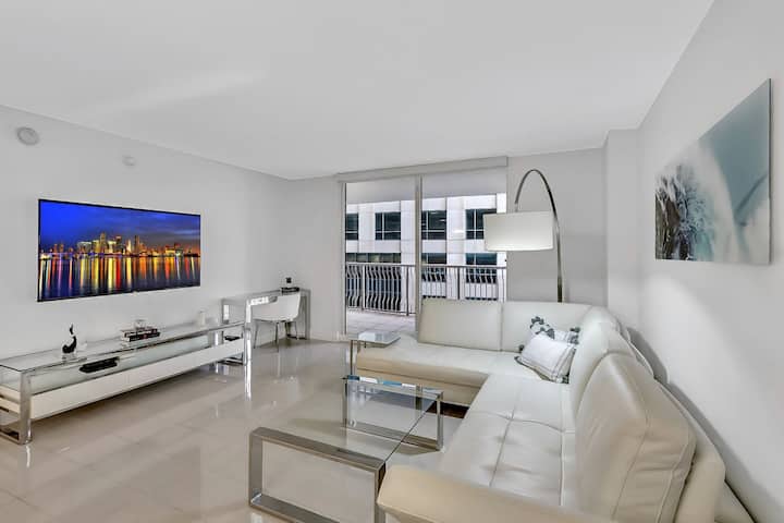 Lux 1b Condo With Xl Balcony, Pool, Gym & Games - Miami