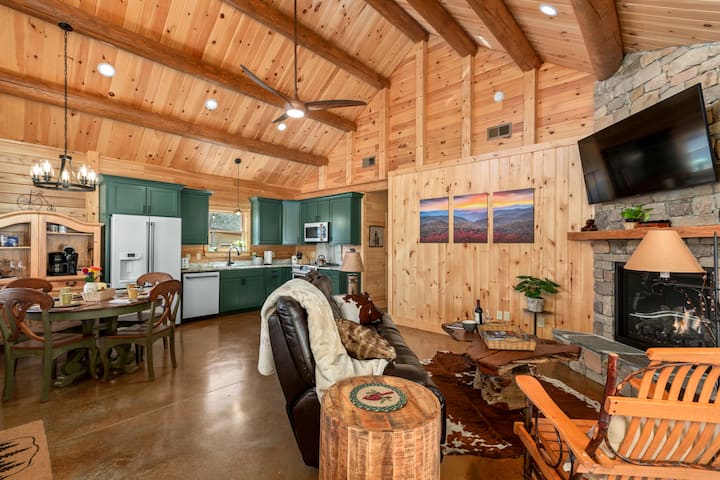 Ecusta Trailhead Cabin - Hendersonville, NC