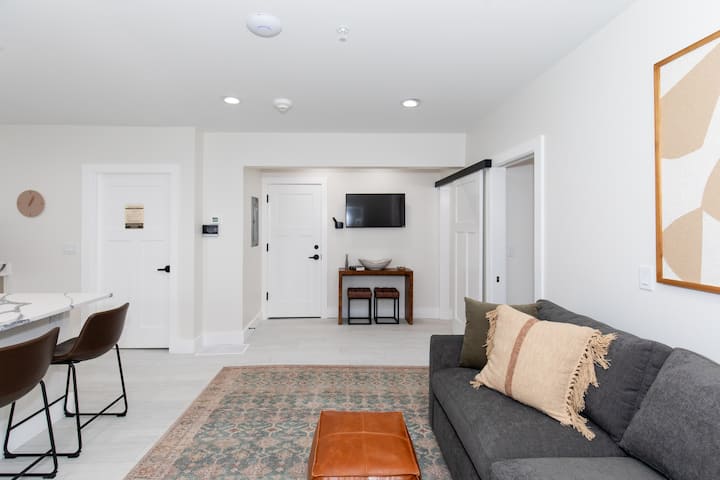 Sleeps 6! Modern & Upgraded Boutique Condo - Marblehead, OH