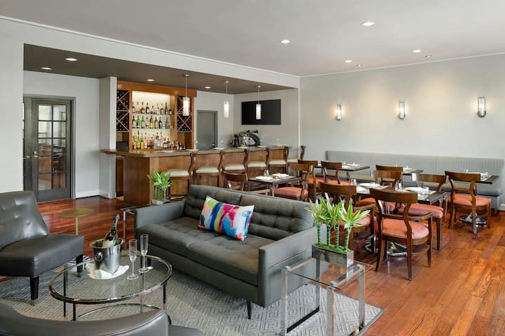 Ada Suite With Trendy Weho Vibe - Beverly Hills, CA
