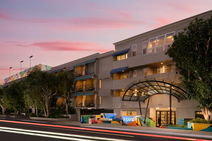700sf With Step-up Bed Area, Balcony & Kitchenette - Beverly Hills