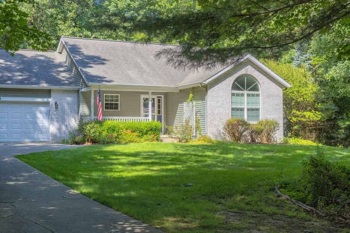 Bed & Birdie Near Golf Course & Downtown Saugatuck - Saugatuck, MI