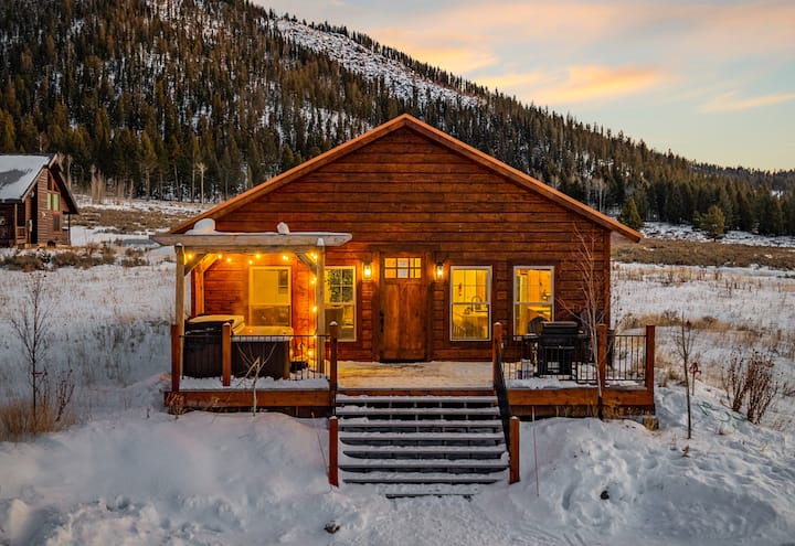 Grizzly Lodge | Hot Tub, Fire Pit + Yellowstone! - Henrys Lake, ID