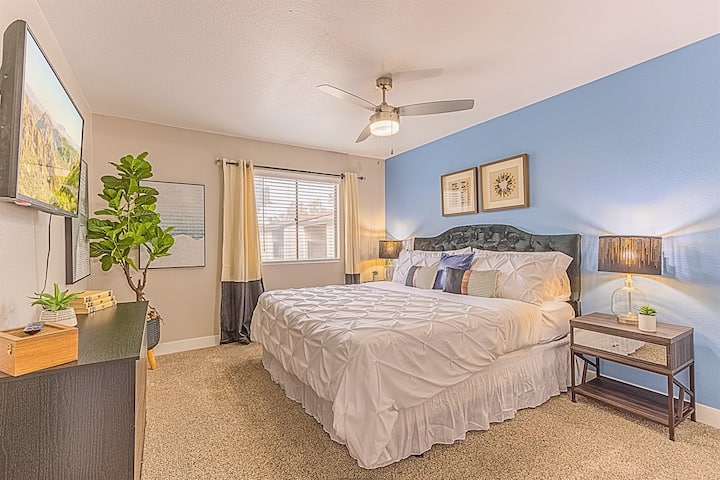 Modern Stay | King Bed  Parking  Walk To Dining - Phoenix, AZ