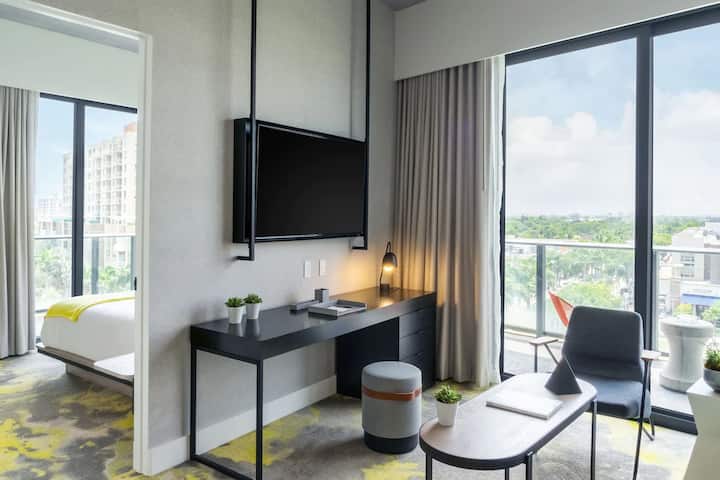 Stylish Getaway With Deck Pool, Tennis & Fitness - Miami, FL