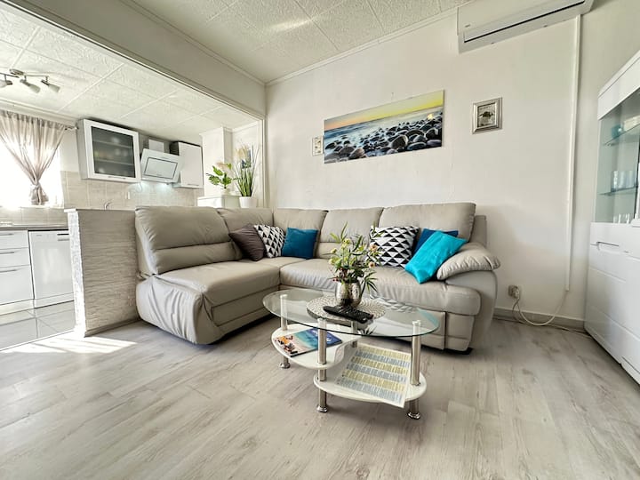 A-12757-a Appartement De Deux Chambres Avec La - Sali