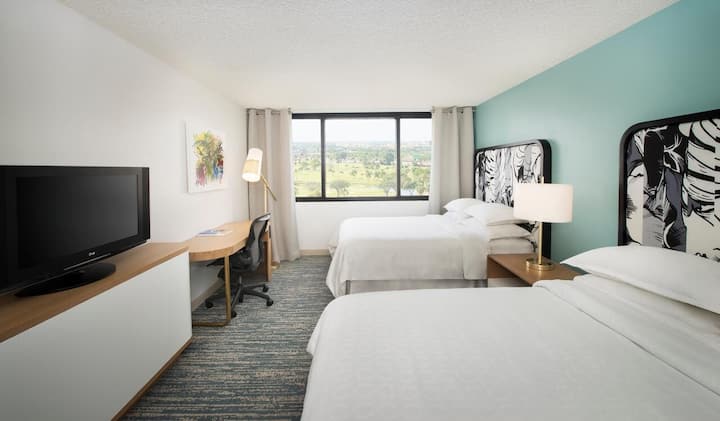 Perfect Getaway! On-site Pool And Restaurant! - Miami, FL