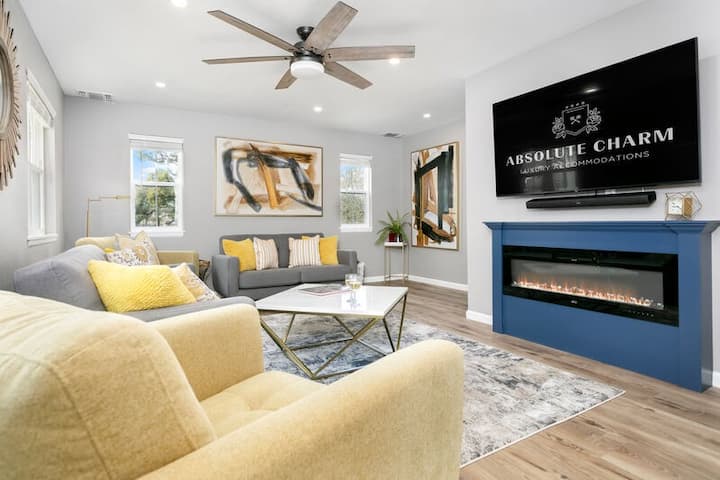 Bent Oaks: Sleeps 10, Hot Tub, Full Kitchen + More - Fredericksburg, TX