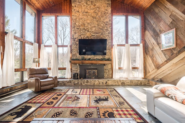 Oak Hollow Lodge | 4br,3ba, Hot Tub, Fireplace - Farmington, PA