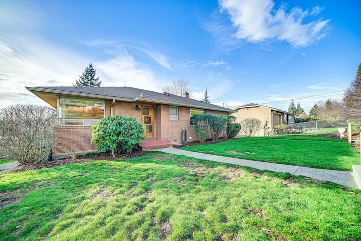 Quaint Renton Home ~ 15 Mi To Downtown Seattle! - Renton, WA