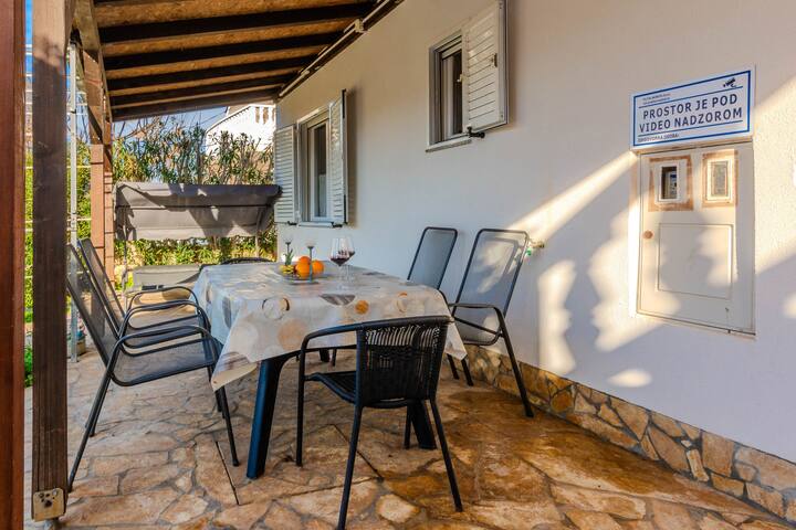 K-22396 Maison De Deux Chambres Avec La Terrasse - Vir Insel, Kroatien