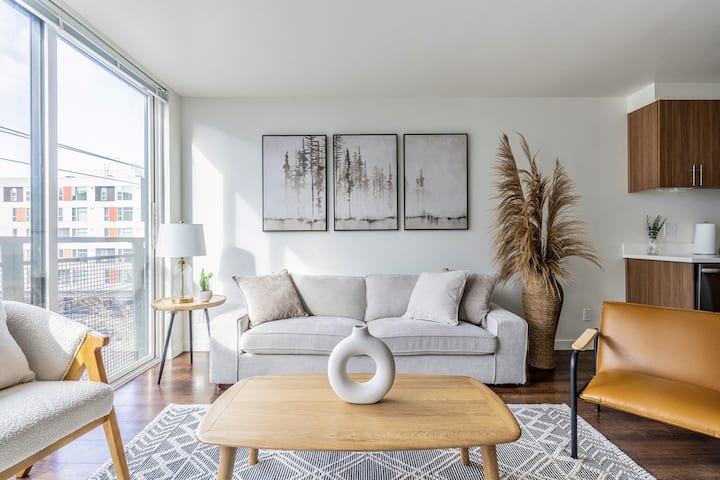Modern And Stylish Top Floor Apartment - Seattle, WA