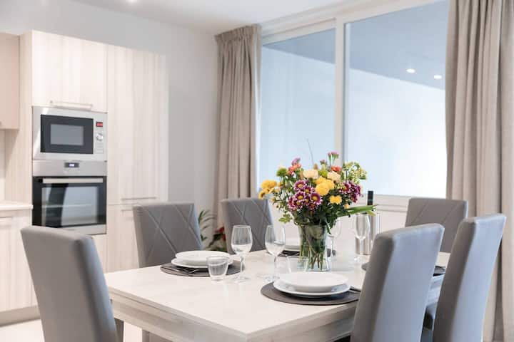 Beachfront 9ten11 Maisonette W Terrace By Homely - Malta