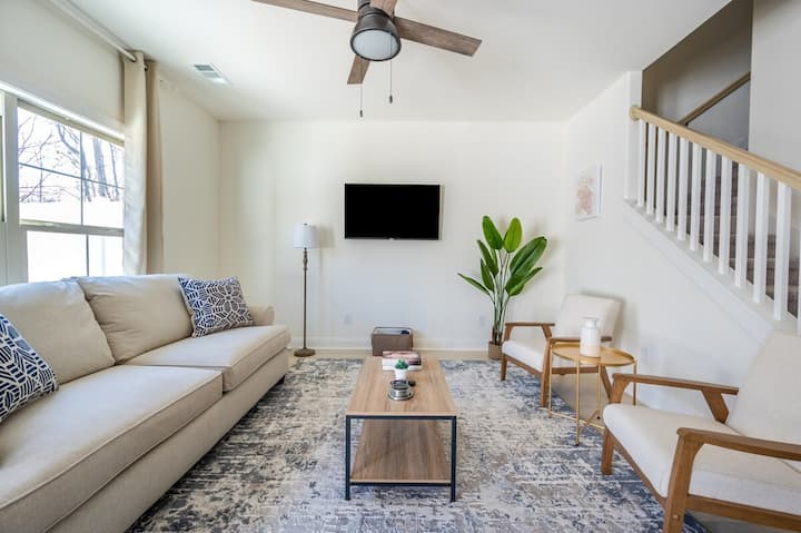 1 King 1 Queen 2 Double | Garage | Washer & Dryer - Old Hickory Lake, TN