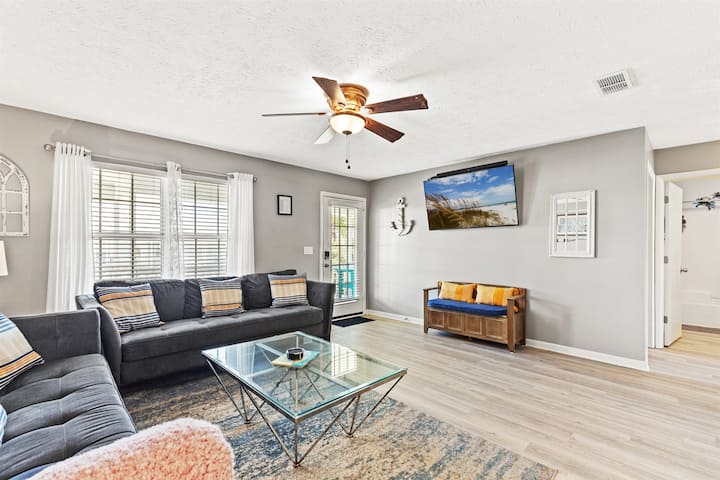 Walk To Beach 2br  Sleeps 7  Pool + Beach Gear - Panama City Beach, FL