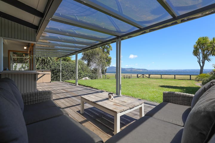 Hannah's Bay Lakefront | Lake Views With Kayaks - Rotorua