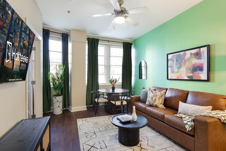 Modern Elegance: 1br Condo With Rooftop Pool - New Orleans, LA