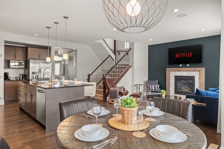 Luxury 2 Car Garage Home » Ac » King Bed » Netflix - Edmonton