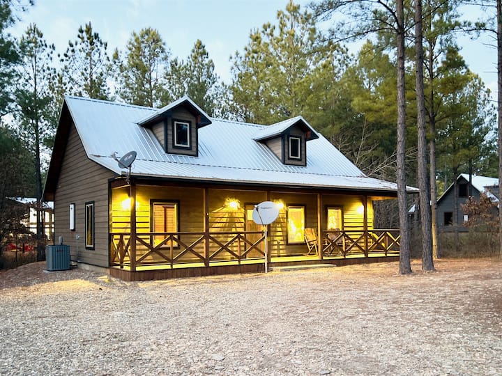 The Caramel Apple Luxury Cabin With Hot Tub - Broken Bow, OK