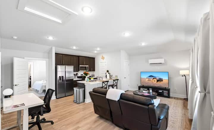 King Bed | 663mbps Wifi | Ev Port | Flex Check-in! - Austin, TX