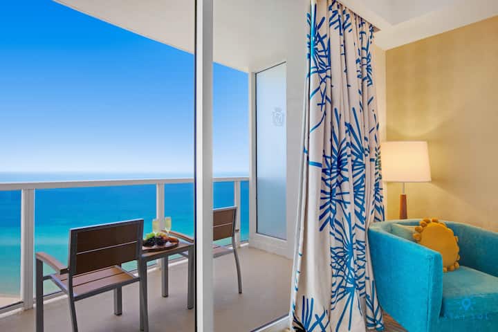 Luxury Studio W/ Balcony Ocean View, Amazing Pool - Sunny Isles Beach, FL