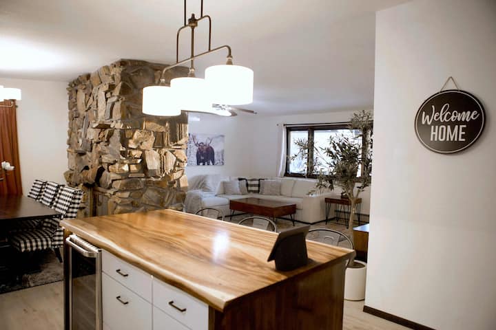 Spacious Aurora Retreat | Hottub + Sauna + Hilltop - Fairbanks, AK