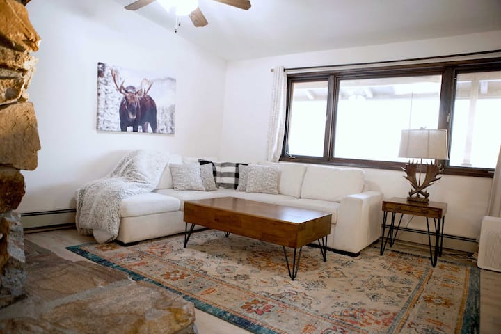 Luxury Northern Light Oasis With Jacuzzi - Fairbanks, AK