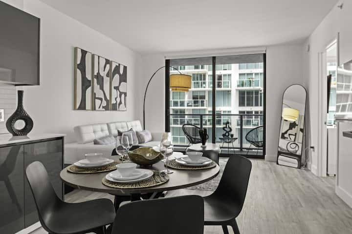 Luxurious 2-bedroom Apt + Parking In Brickell. - Miami
