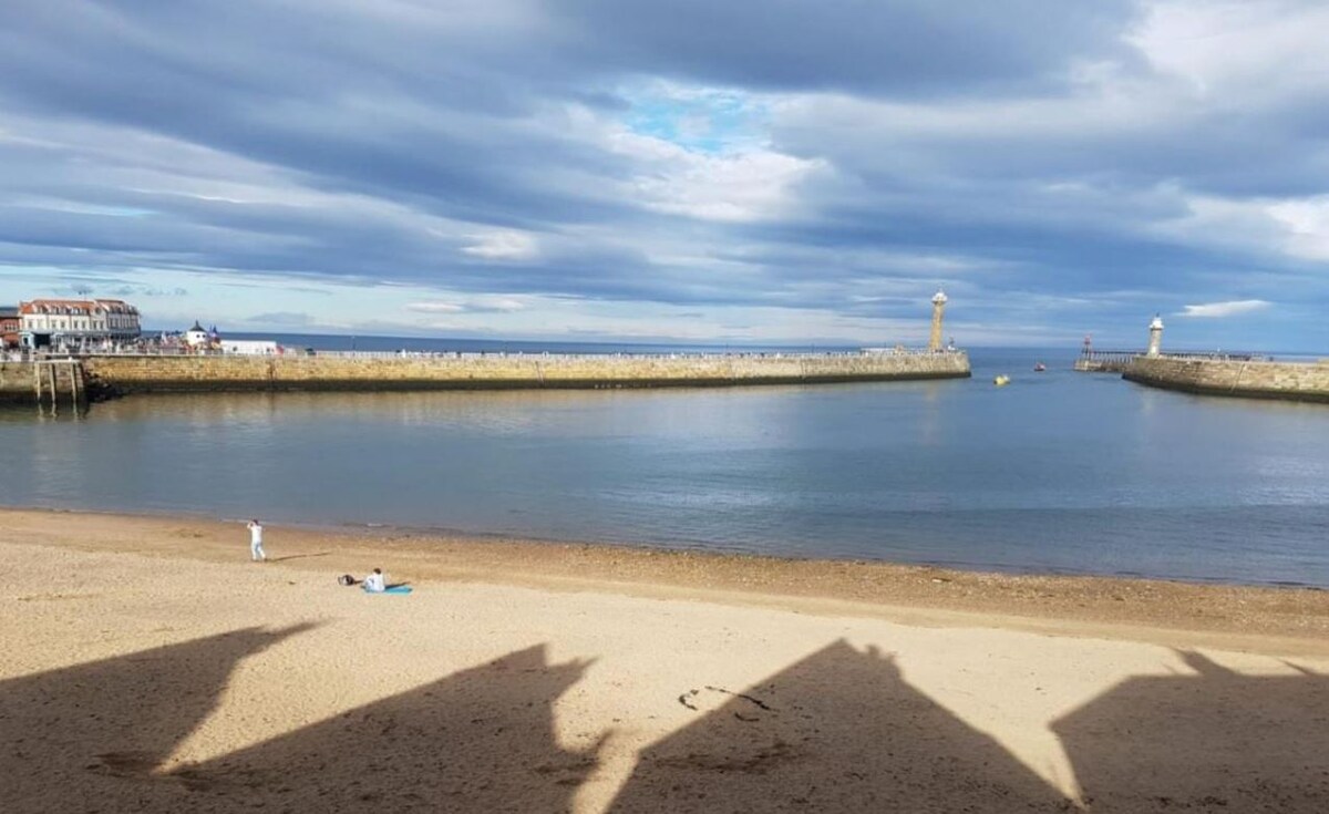 Whitby Beachfront Cottage - Houses for Rent in North Yorkshire, England ...
