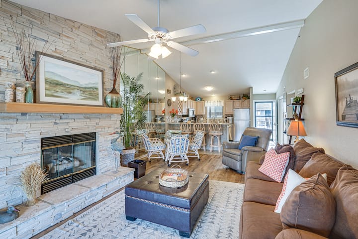 Lakefront Osage Beach Abode W/ Grill & Pool Access - Osage Beach, MO