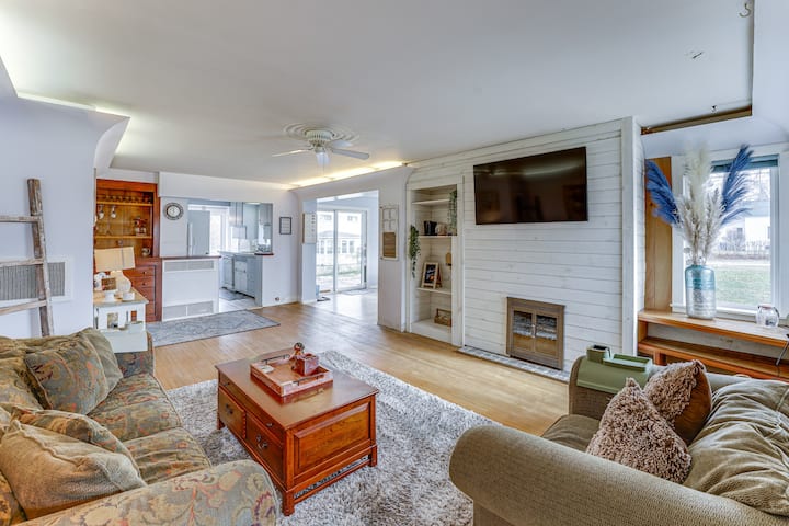 Quiet Manistee Home W/ Patio < 1 Mi To Beaches! - Manistee, MI