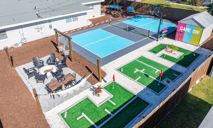 Pickleball Fun! Heated Pool, Mini Golf & Games - Clearwater Beach, FL