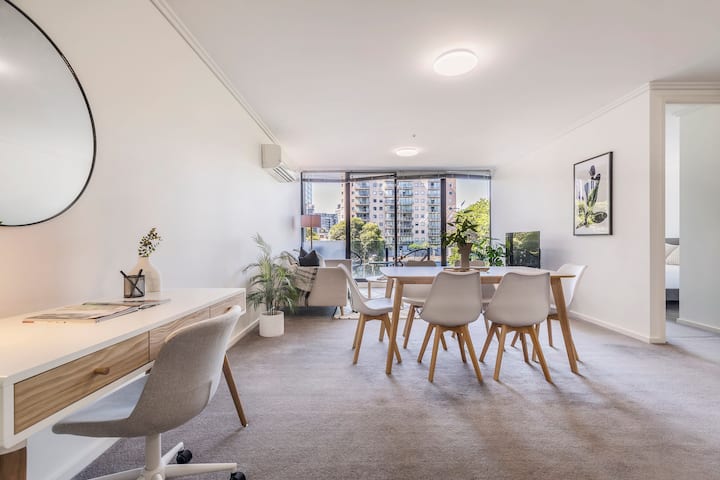 3 Bedroom Apt With Carpark Close To Albert Park La - Brighton