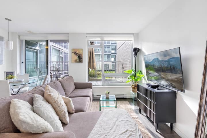 Modern 1br Condo | Balcony + Pool & Gym Access! - Vancouver