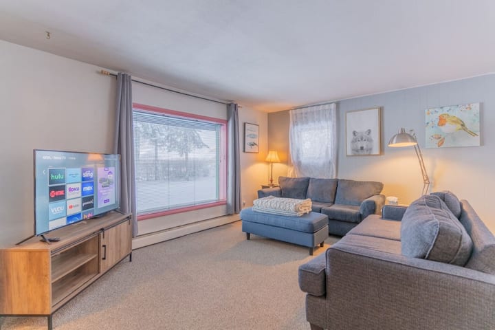 The Cozy Harriet Log Home - 4 Bedrooms - Wifi - Fairbanks, AK