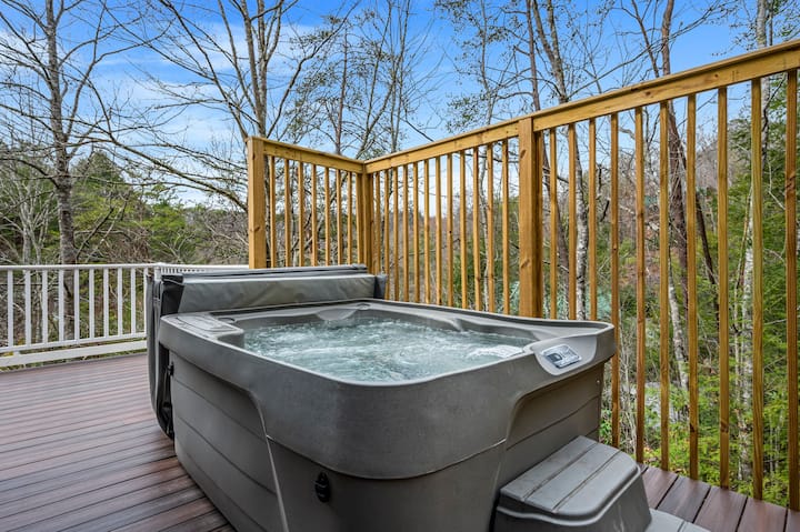 *Rustic 2bdr Cabin W/ Hot Tub! Jacuzzi + Games!* - Gatlinburg, TN