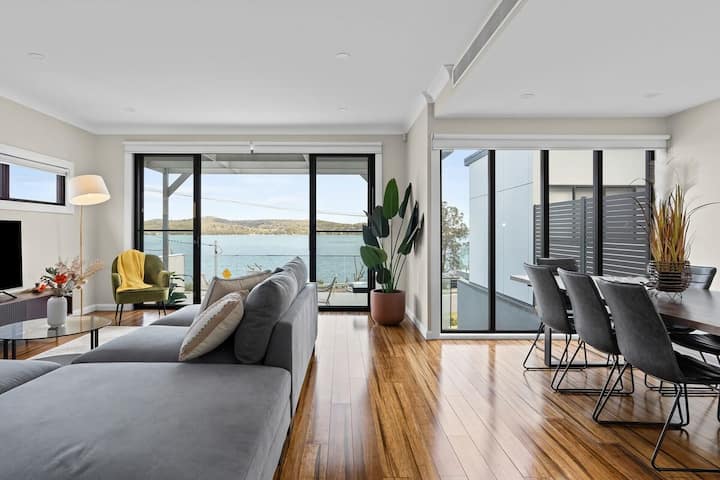Lakeview Oasis On The Esplanade - Great Views! - Newcastle