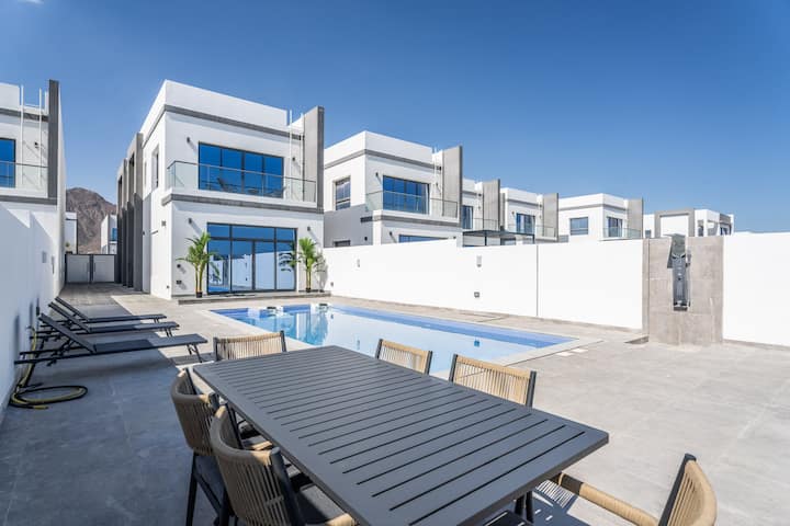 Luxurious Villa With Private Pool & Close To Beach - United Arab Emirates