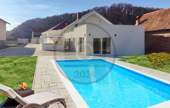 6 Bedroom Stunning Home In Podgrade - Zlatar